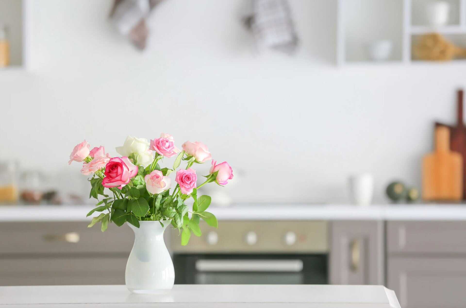 Roses in the Kitchen: Craft Delicious Dishes with Blooms - Mary Berry ...